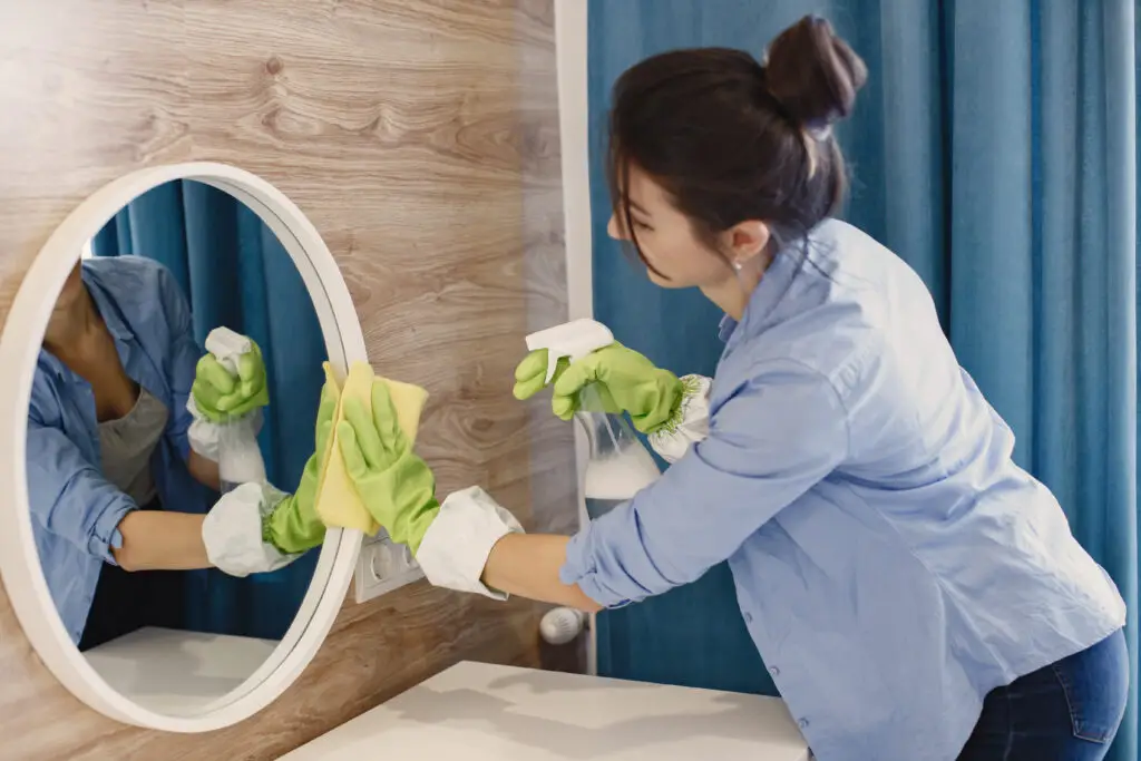 How to Clean a Mirror? No-Streak Cleaning Guide